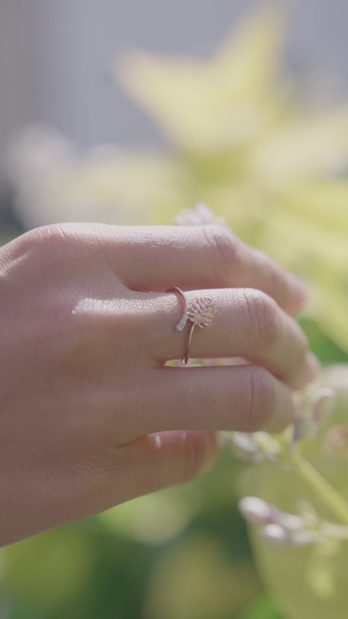 Monstera Bypass Ring in Gold with Diamonds